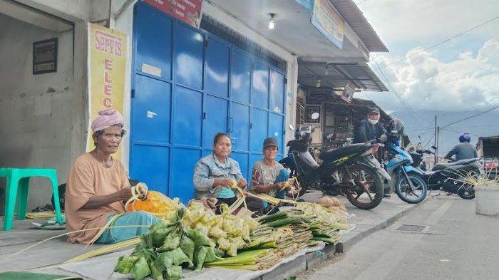 Penjual Anyaman Ketupat Padati di Pasar Masomba Jelang Pergantian Tahun ...