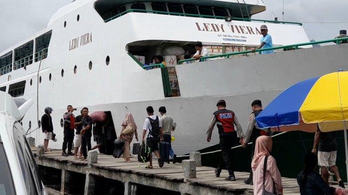 Jelang Natal, Pelabuhan Rakyat Luwuk Banggai Dipadati Penumpang - Tribunpalu.com