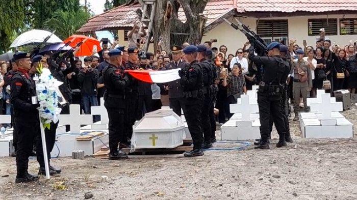 Tembakan Salvo Pemakaman Briptu Anumerta Alfando Karamoy, Ibu Korban ...