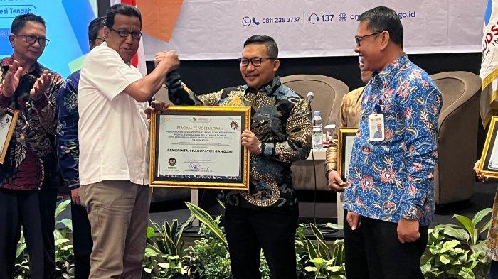 Pemkab Banggai Terima Penghargaan Penilaian Kepatuhan Pelayanan Publik dari Ombudsman RI ...