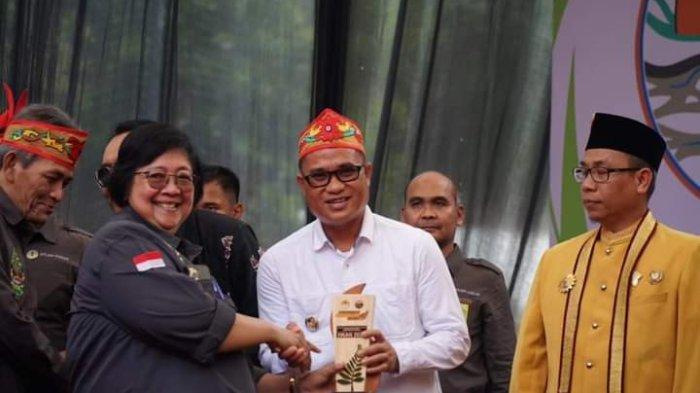 KLHK Berikan Penghargaan Bupati Sigi Atas Penghentian Tambang Ilegal di TNLL - Tribunpalu.com