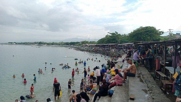 Ratusan Pengunjung Padati Pantai Kampung Nelayan Palu di Momen Libur ...