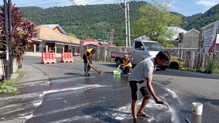 Tumpahan Solar di Jalan Luwuk Banggai Rawan Kecelakaan, Polisi-Warga Pel Aspal - Tribunpalu.com