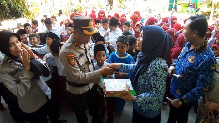 Polri Peduli Literasi, Polres Banggai Bagikan 200 Buku di Sejumlah Sekolah - Tribunpalu.com