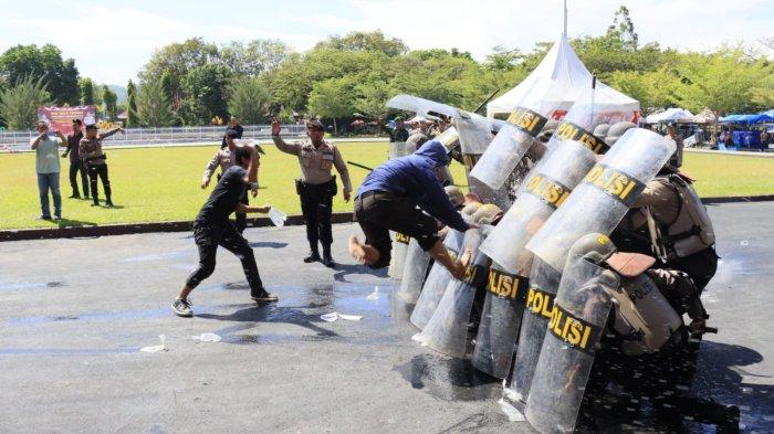Polres Poso Simulasi Dalmas, Persiapan Pengamanan Tahapan Pilkada 2024 - Tribunpalu.com