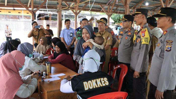 HUT Bhayangkara Ke-78, Polres Touna Serahkan Bantuan Sosial dan Bakti Kesehatan - Tribunpalu.com