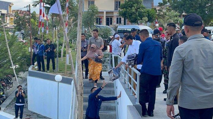 Presiden Joko Widodo Bagi-bagi Kaos Usai Resmikan Medical Center RSUD ...