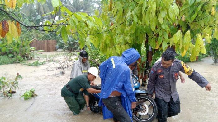Polisi Dikerahkan Bantu Evakuasi Warga Terdampak Banjir di Dataran Toili Banggai - Tribunpalu.com