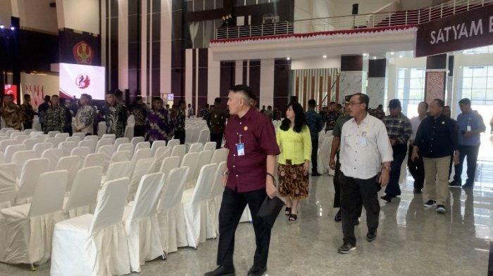 Rektor Untad Pantau Kondisi Auditorium Jelang Kunjungan Presiden Joko ...