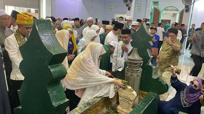 FOTO: Suasana Gubernur dan Wakil Gubernur Sulteng Ziarah Makam Guru Tua ...