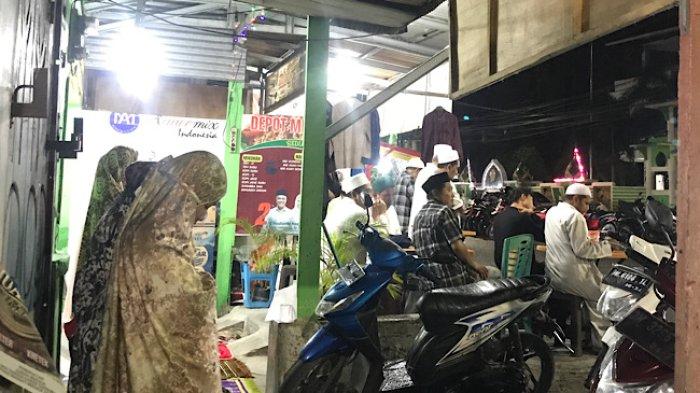 Jamaah di Masjid Alkhairaat Salat Tarawih di Depan Toko, Hujan Guyur ...