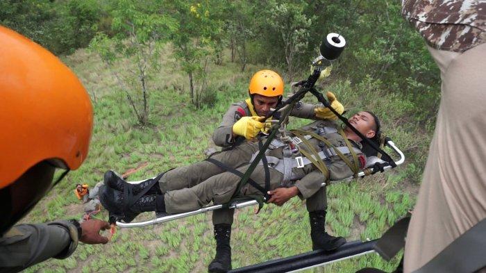 Brimob Polda Sulteng Latihan SAR Pakai Heli Rescue, Tingkatkan Keahlian ...