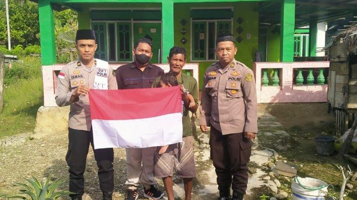 Satgas Madago Raya Bagikan Bendera Merah Putih di Kecamatan Poso Pesisir - Tribunpalu.com