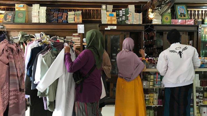 Sehari Jelang Ramadhan 2023, Penjual Baju Koko di Kota Palu Ramai ...