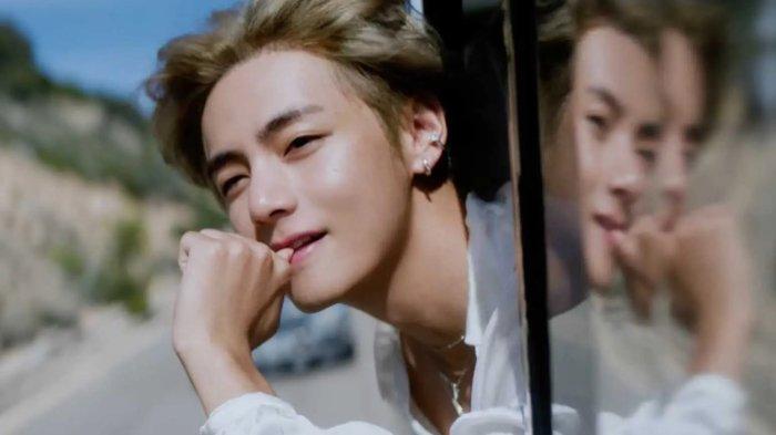 Musik Trending di Youtube! Ini Lirik Lagu Slow Dancing - V BTS Lengkap ...