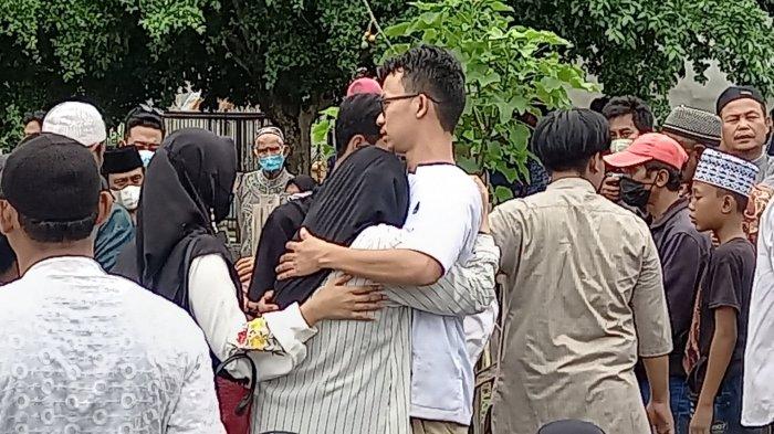 Isak Tangis Keluarga Pecah Saat Pemakaman Warga Palu yang Tewas Ditembak KKB Papua - Tribunpalu.com