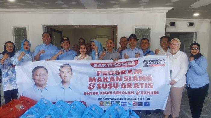 Tim Kampanye Daerah Prabowo-Gibran Bagikan Paket Makan Siang dan Susu di Kota Palu - Tribunpalu.com