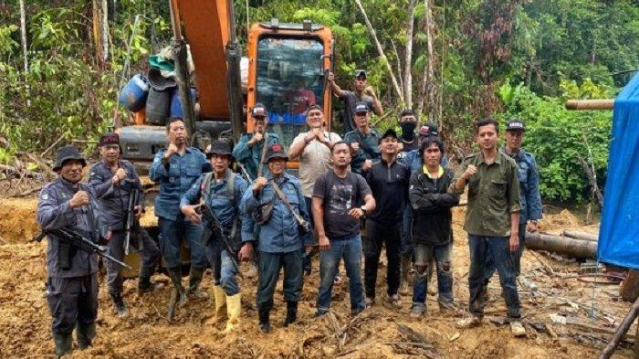 Balai Gakkum KLHK Wilayah Sulawesi Serahkan Tersangka Pemodal Tambang Emas Ilegal ke Kejari ...