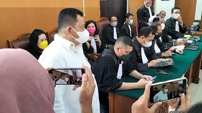 Sering Kasih Tanda ‘Love’ di Persidangan, Kuat Maruf Tak Terima Dinilai Hakim Tak Sopan ...