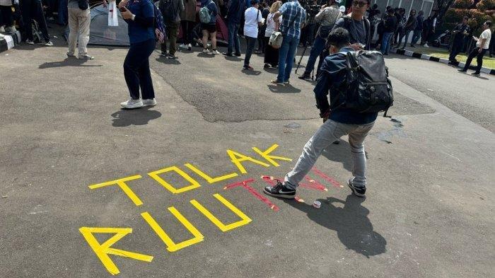 Mahasiswa Gugat UU TNI ke MK, Ini Lima Pokok Permohonannya - Tribunpalu.com