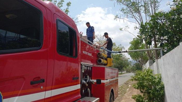Petugas Damkar Ambil Air dari Penampungan PDAM Untuk Padamkan Api di ...