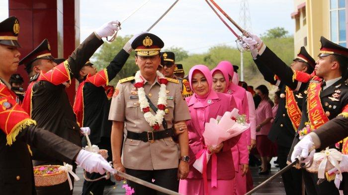 Tradisi Pedang Pora Warnai Pelepasan Brigjen Pol Hery Santoso di Mako ...