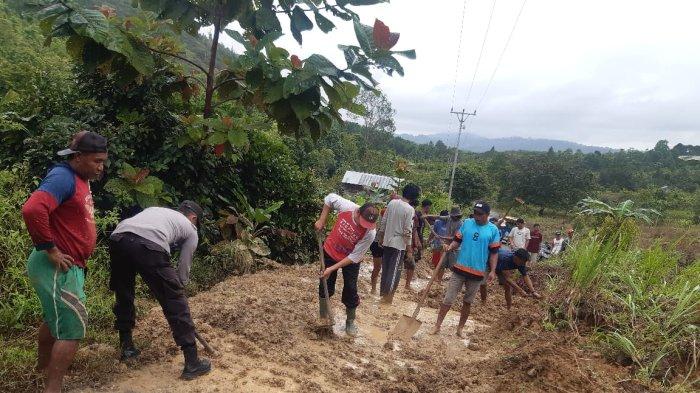 Warga dan Aparat Bersihkan Material Longsor Tutup Badan Jalan di Masama Banggai - Tribunpalu.com