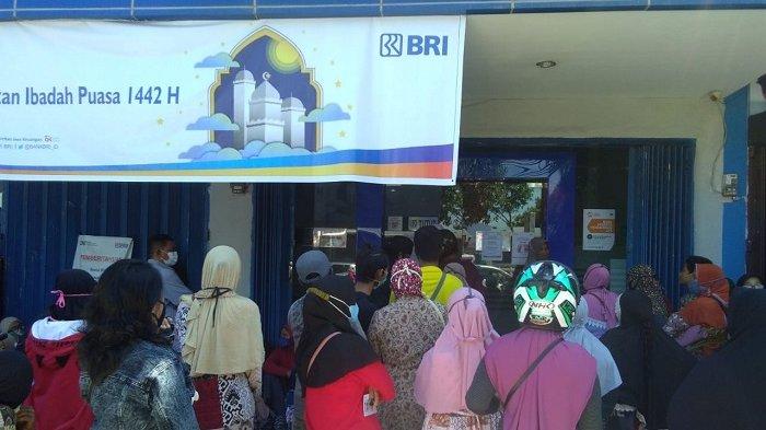 Antrean BLT UMKM Membludak, BRI Palu: Belum Tentu Semua Berhak Menerima ...