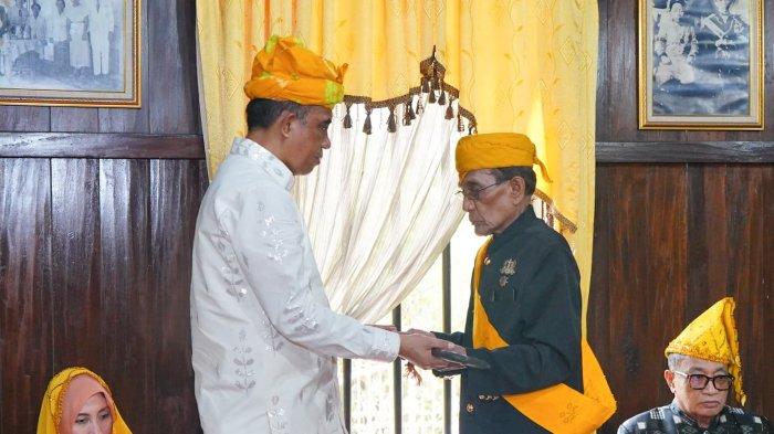 Gubernur Sulteng Anwar Hafid Sampaikan Belasungkawa atas Wafatnya Ketua Lembaga Adat Kota Palu ...