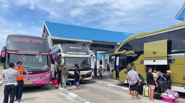 FOTO: Terminal Mamboro Dipadati Penumpang Arus Balik, Bus AKAP Ramai ...
