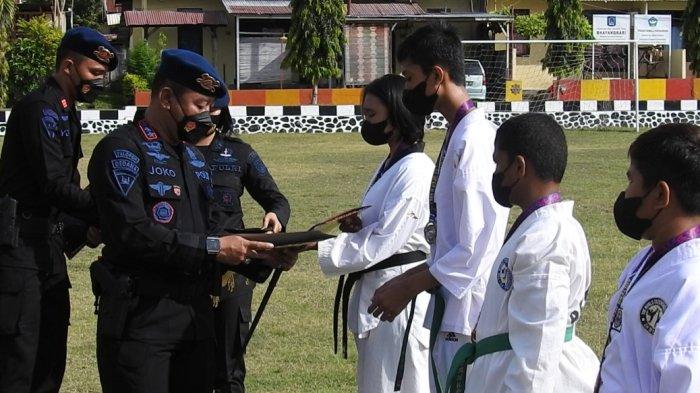 5 Atlet Taekwondo Muda Dojang Satbrimob Polda Sulteng Dihadiahi Penghargaan - Tribunpalu.com