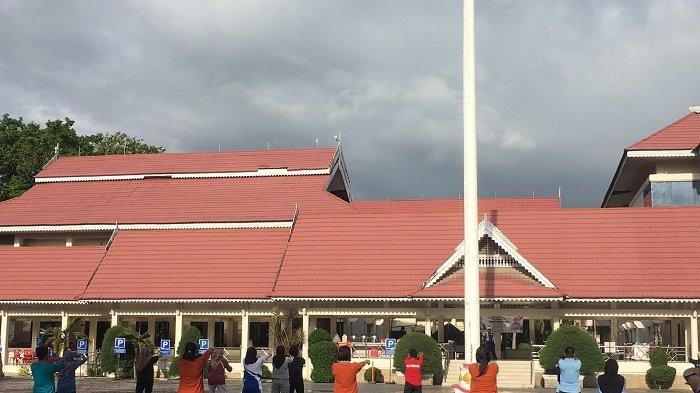 Peringati HUT PMI Ke-79, Bapak-Bapak dan Emak-emak Antusias Ikuti Senam ...