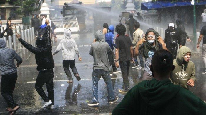 Demo Penolakan UU Cipta Kerja di 7 Daerah Berlangsung Ricuh: Bakar Ban hingga Perusakan Gedung ...