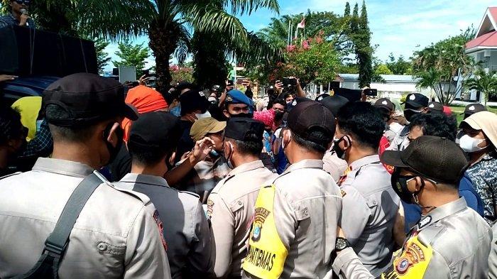 Demo Penolakan PPKM di Kantor DPRD Banggai Nyaris Ricuh, Massa Tuntut 6 Hal Ini ke Pemerintah ...
