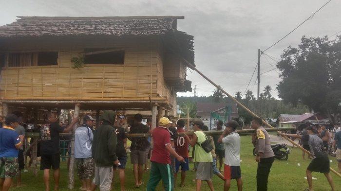 Budaya Gotong Royong Angkat Rumah di Banggai Terus Terpelihara ...