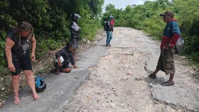 Jalan Menuju Wisata Danau Paisupok Rusak Parah, Wisatawan Asing Jadi ...