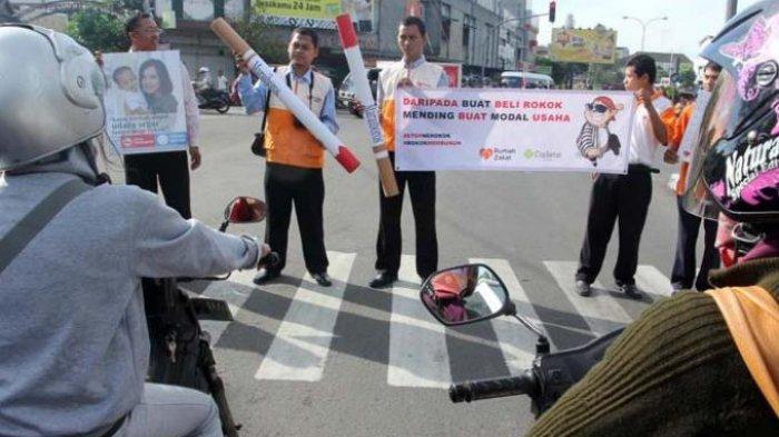 Awas, Mengendarai Motor Sambil Merokok Bisa Dipenjara Hingga 3 Bulan ...