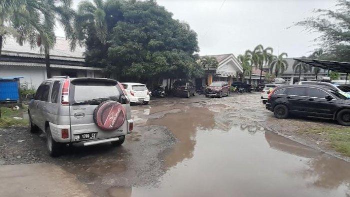 Kubangan Air Genangi Halaman Dinas Peternakan Banggai Sulteng ...