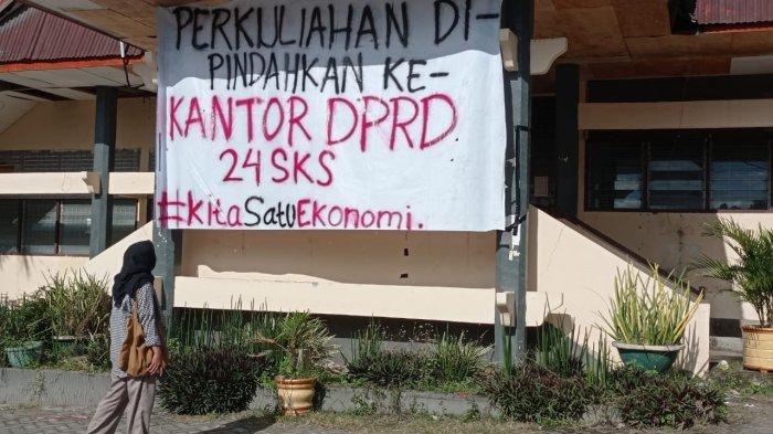 Tolak Kenaikan Harga BBM, Spanduk Ajakan Kuliah di DPRD Sulteng Terpasang di Untad - Tribunpalu.com