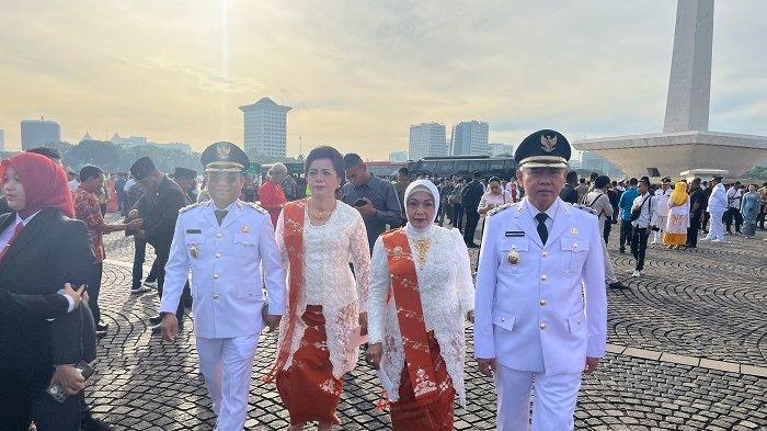 Tampilan Bupati Sigi Terpilih Rizal-Samuel Bareng Istri Jelang ...