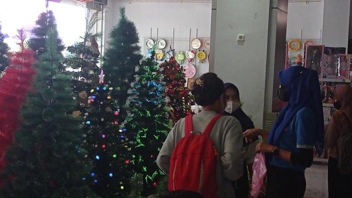 H-3 Hari Raya, Toko Pernak Pernik Natal di Palu Masih Ramai Pengunjung ...