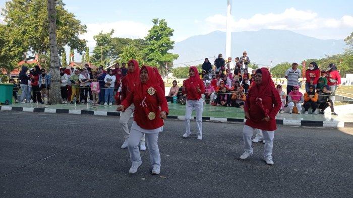 Kelompok Emak-emak 'Petir' Meriahkan Lomba Senam Kreasi di Kota Palu ... Kelompok Emak-emak 'Petir' Meriahkan Lomba Senam Kreasi di Kota Palu ...