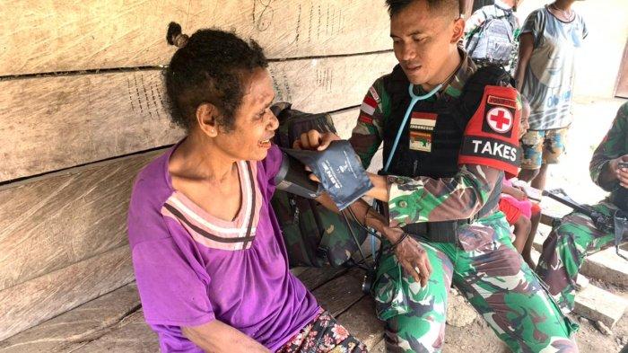 Prajurit Yonif 711/Rks Telusuri Kampung di Papua, Beri Layanan Kesehatan ke Warga Perbatasan RI ...