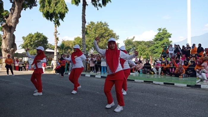 Lomba Senam Kreasi, Sangga Doli Kompak Kenakan Seragam Merah-Putih ...