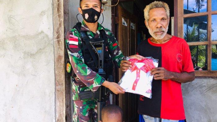 Satgas Pamtas Yonif 711/Rks Berbagi Kebahagiaan, Bagi-bagi Baju Merah Putih ke Warga Papua ...