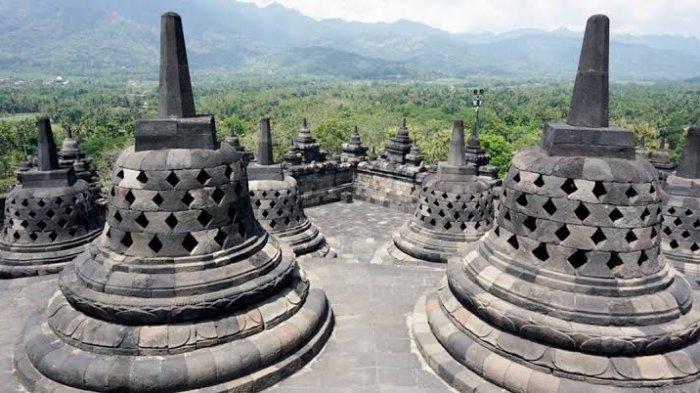 Tanggapan Pengelola Terkait Viral Wisatawan Duduk di Stupa Candi ...