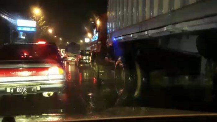 Arus Lalu Lintas Menuju Salatiga Tersendat Akibat Kecelakaan Truk Muatan Besi di Bergas - Tribun ...