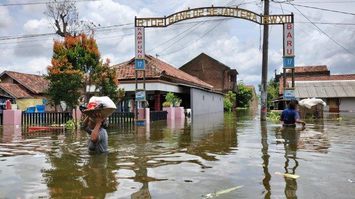BREAKING NEWS: Meluas, Banjir Rendam 32 Desa di Kudus, Ketinggian Air Capai 2 Meter - Tribun ...