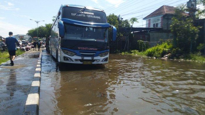 BREAKING NEWS: Jalur Pantura Kudus-Demak Terendam Banjir, Ketinggian Capai 50 Cm - Tribun ...