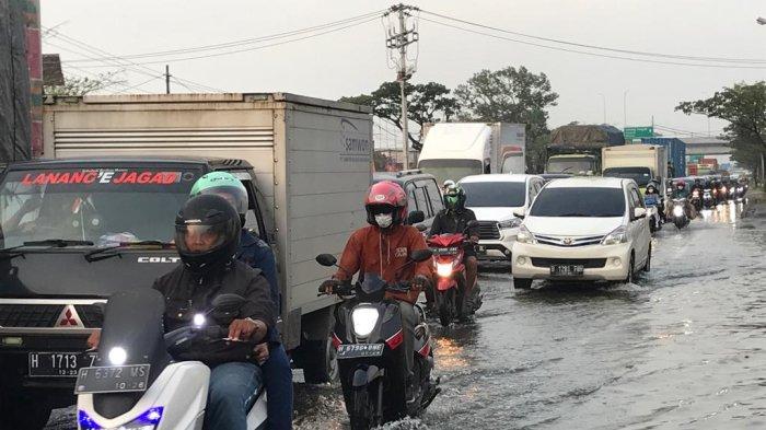Dear Pemudik, Waspada Kemacetan Jalan Pantura Semarang-Demak Akibat Banjir Rob pada Sore Hari ...